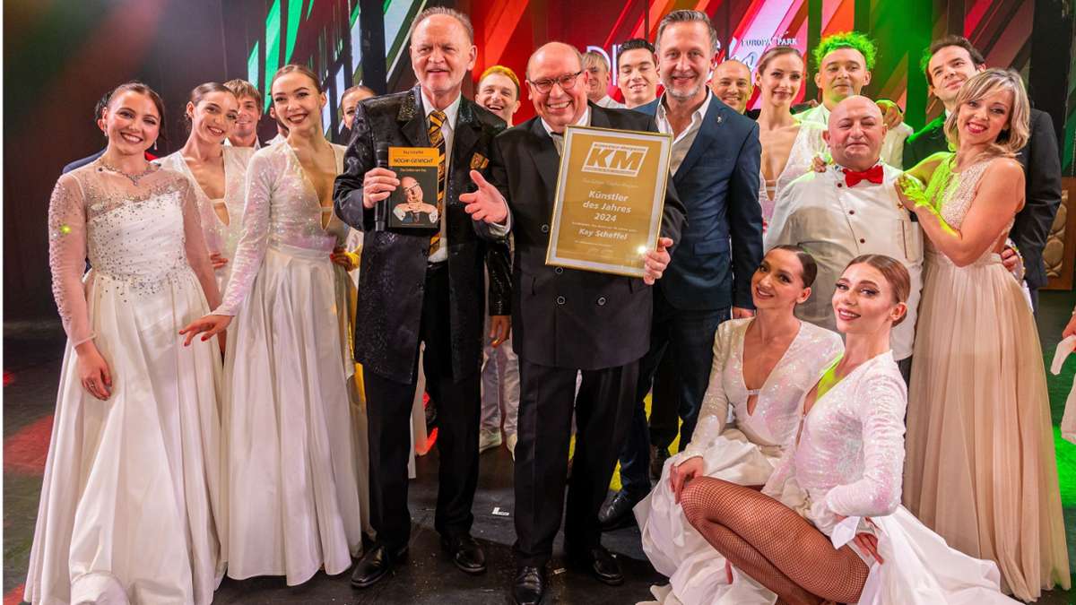 Auszeichnung bei Europa-Park-Show: Künstler Kay Sheffel wird bei Dinner ...