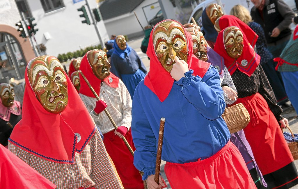 Epfendorf: Die Blinde Hex hat die Lacher sicher - Fasnet ...
