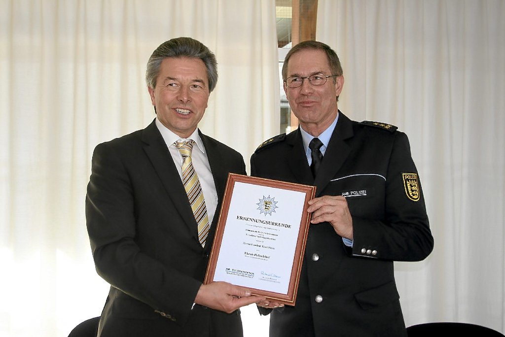 Villingen-Schwenningen: Karl Heim mit Urkunde zum Ehren-Polizeichef ...