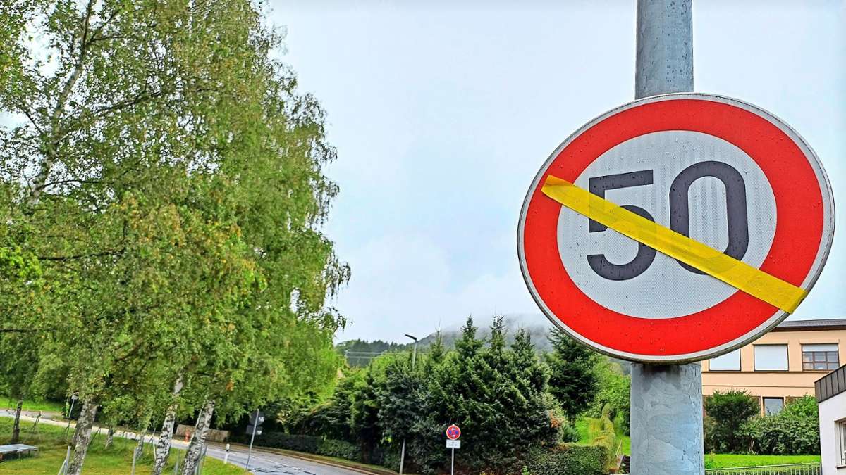 Tunnelsanierung Laufen: Schildermeer in Zillhausen – das sagt das RP ...