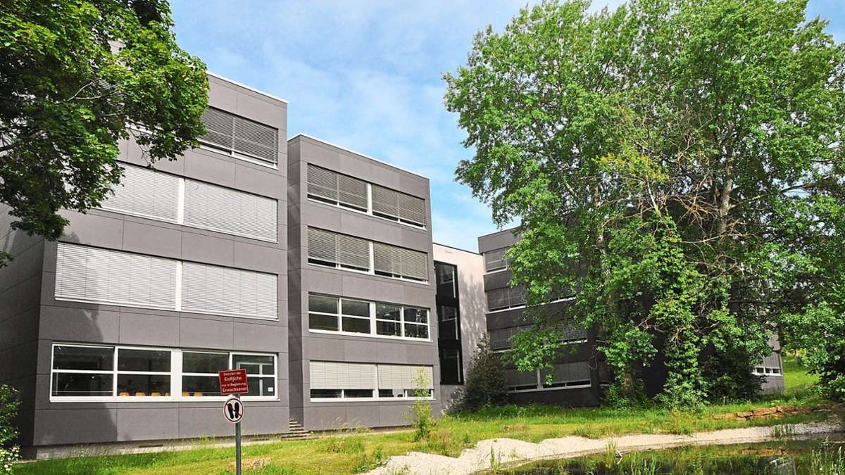 Mehrere Streifen vor Ort: Polizei prüft „Hinweis“ bei Heimschule St ...