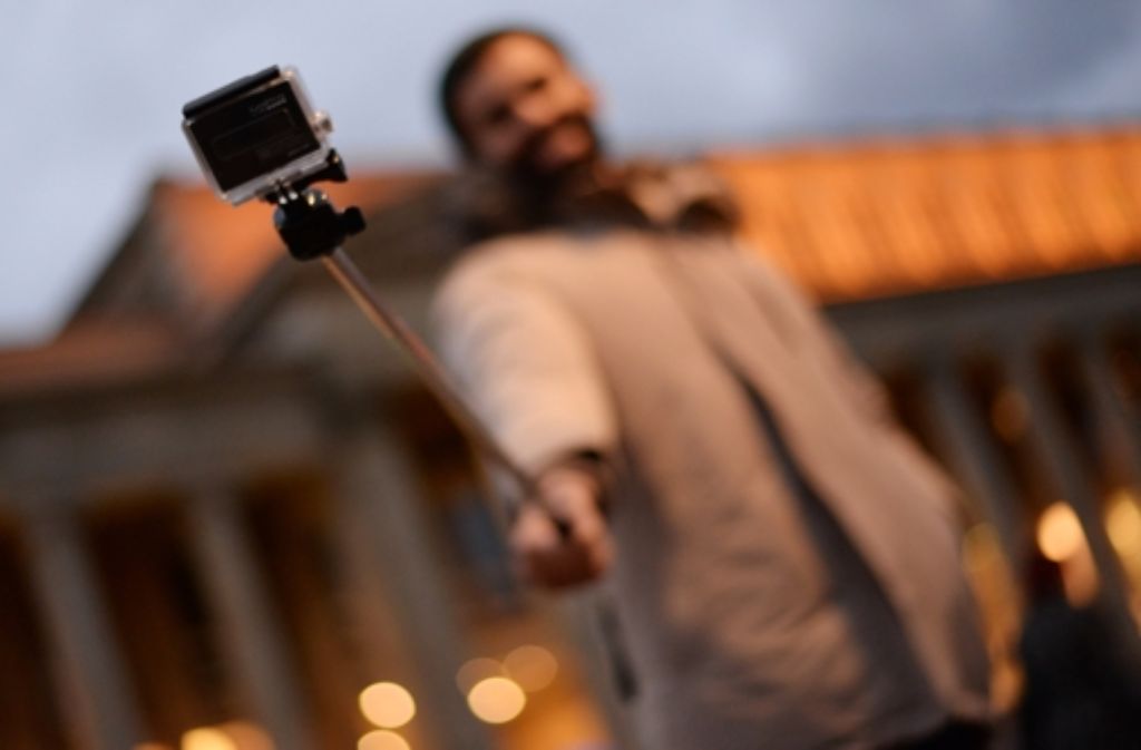 Belfie Stick: Rückt den Hintern ins rechte Licht - Panorama ...