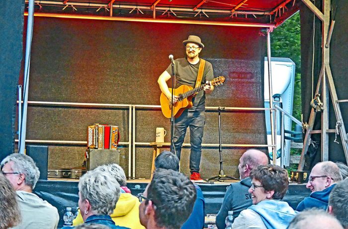 Comedian in Oberwolfach: Binser bringt Humor auf Hexenplatz - Kinzigtal ...